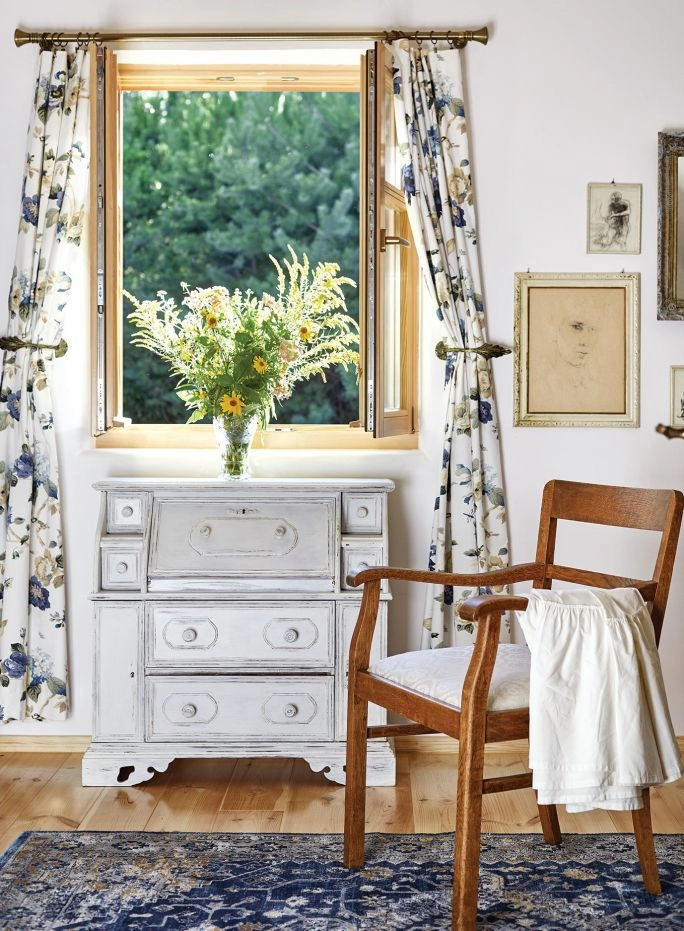 Salon w stylu rustykalnym. Inspiracje na aranżacje wnętrz w stylu wiejskim